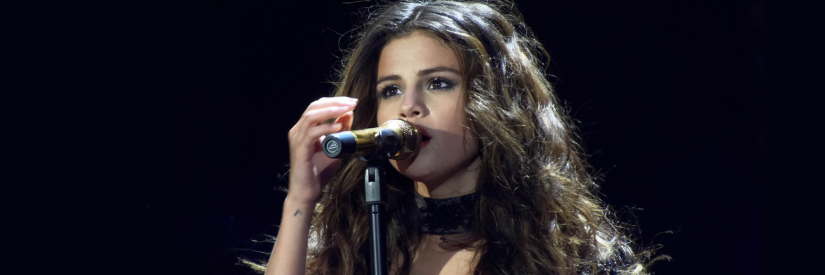 Selena Gomez surprises crowd with a performance at Hillsong concert ...